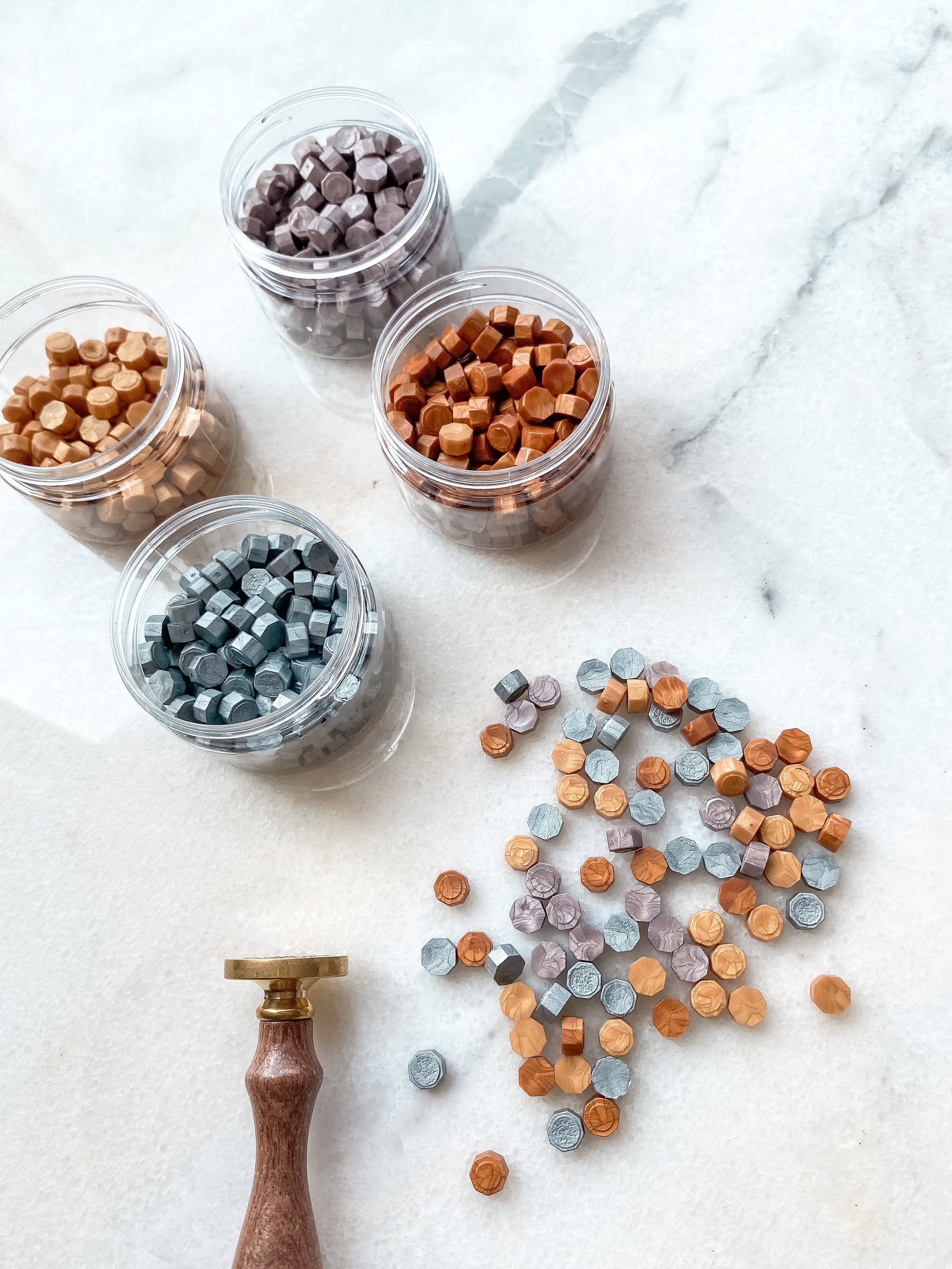 Small metallic wax beads jar – WrapnSeal